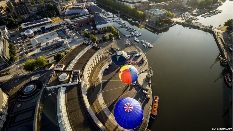 Hot-air balloons take to Bristol skies ahead of fiesta - BBC News