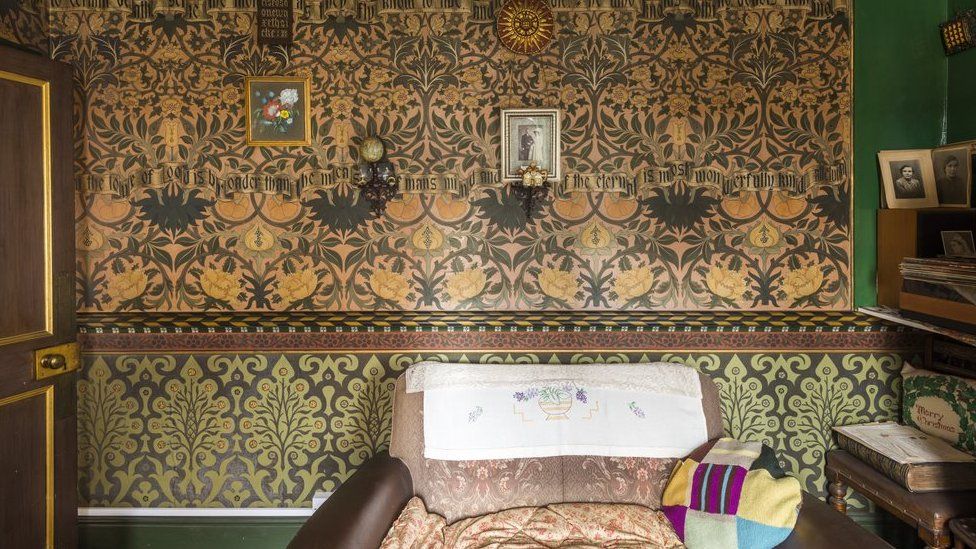 David Parr: Artist's 'awe' at 1880s artisan decorated house - BBC News