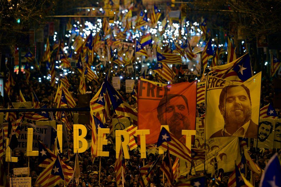 Catalan separatists stage mass protest in Barcelona - BBC News