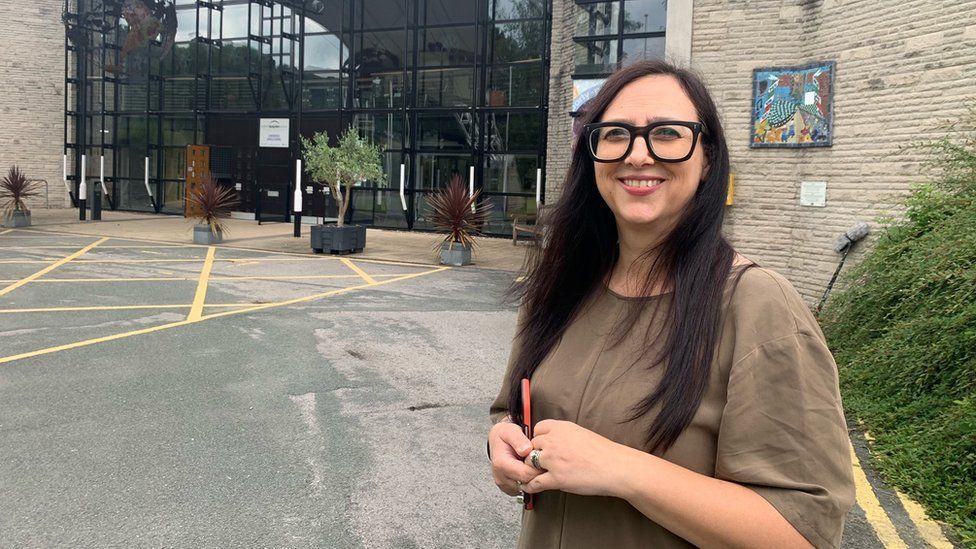 Covid forces Llangollen International Eisteddfod to modernise - BBC News