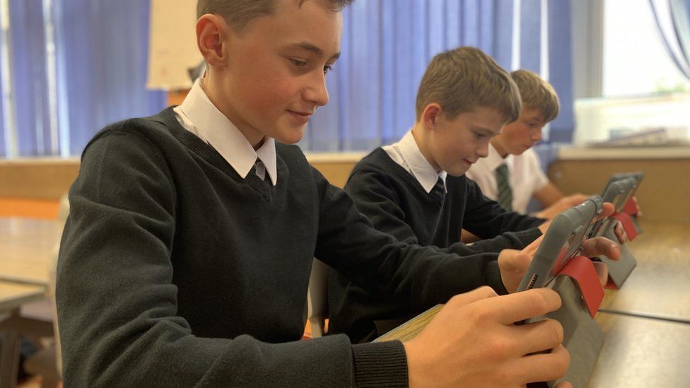 First Borders school pupils pick up free iPads - BBC News