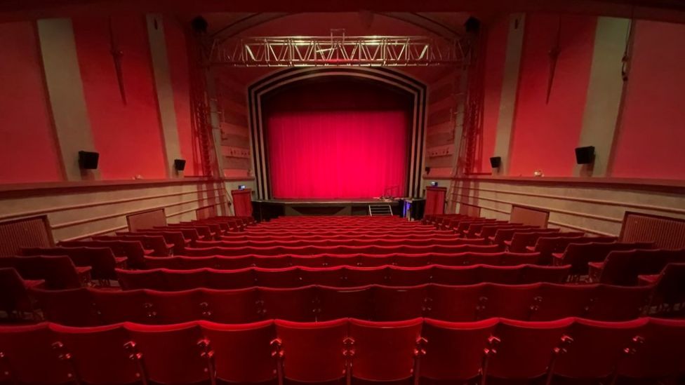 Wareham's Rex Cinema cinema reopens after refurbishment - BBC News