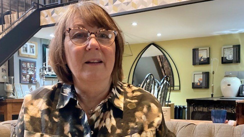 Welsh cancer patients at risk as waiting times get longer - BBC News