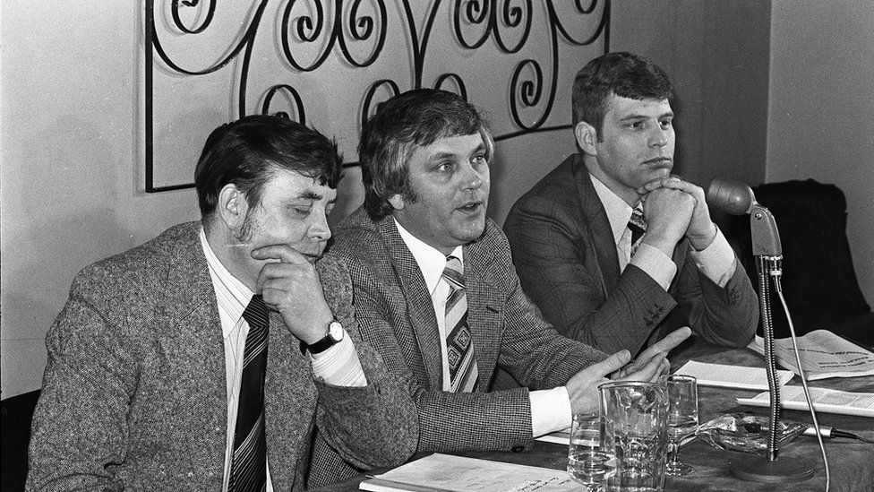 Glen Barr, former UDA leader, dies aged 75 - BBC News