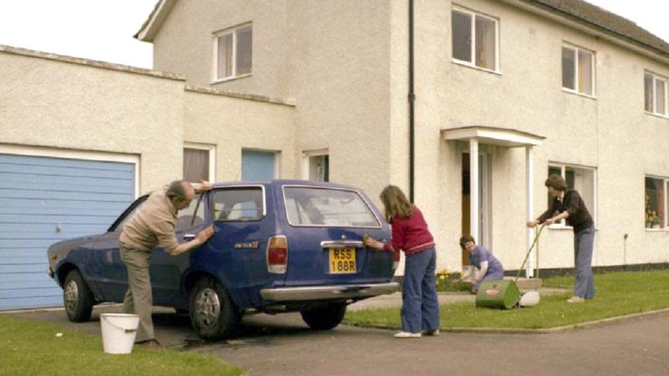 The Atomics: The early days of Scotland's first nuclear families - BBC News