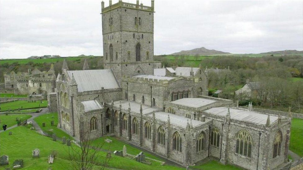 Tyddewi - dinas fach sydd â breuddwydion mawr - BBC Cymru Fyw