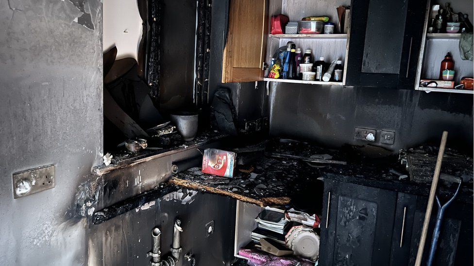 Rhybudd teulu yn dilyn 'hunllef' tân sychwr dillad - BBC Cymru Fyw