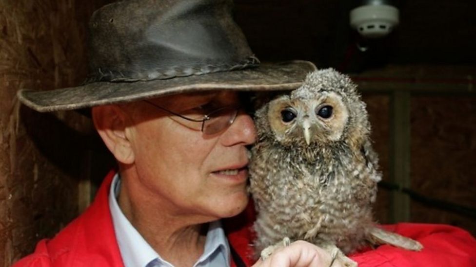 Simon Cowell: TV presenter and conservationist dies - BBC News