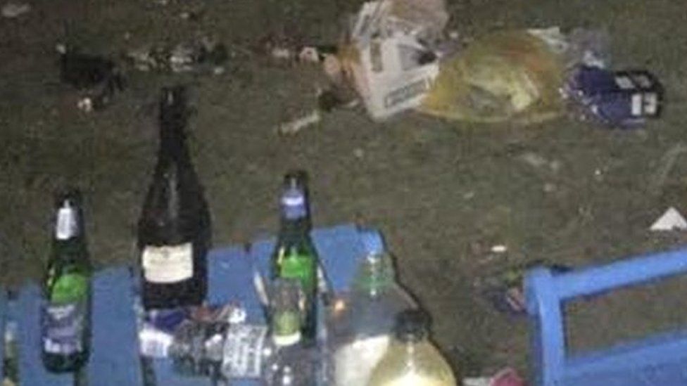 Melbourne warned of beach poo hazard after storms - BBC News