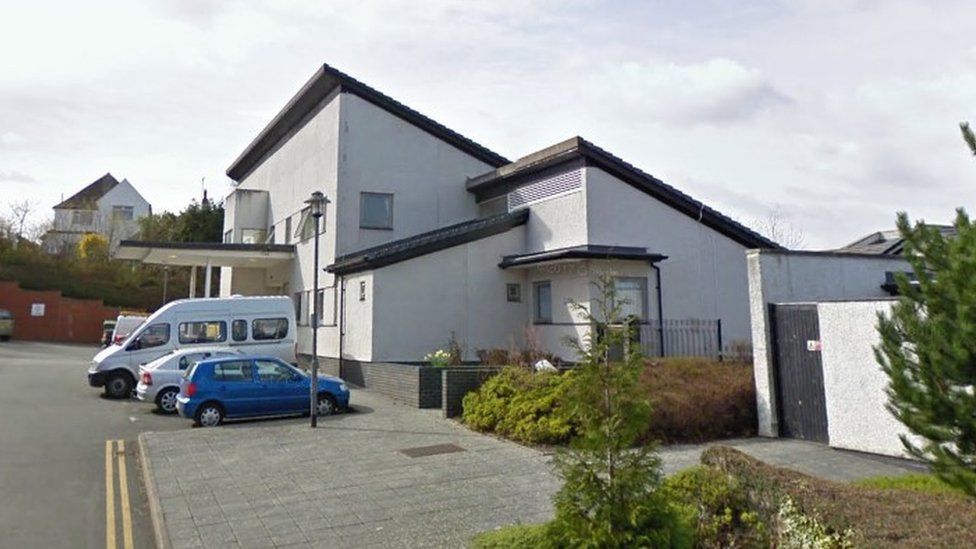 'Gwasanaeth eilradd' i gleifion iechyd meddwl y gogledd - BBC Cymru Fyw