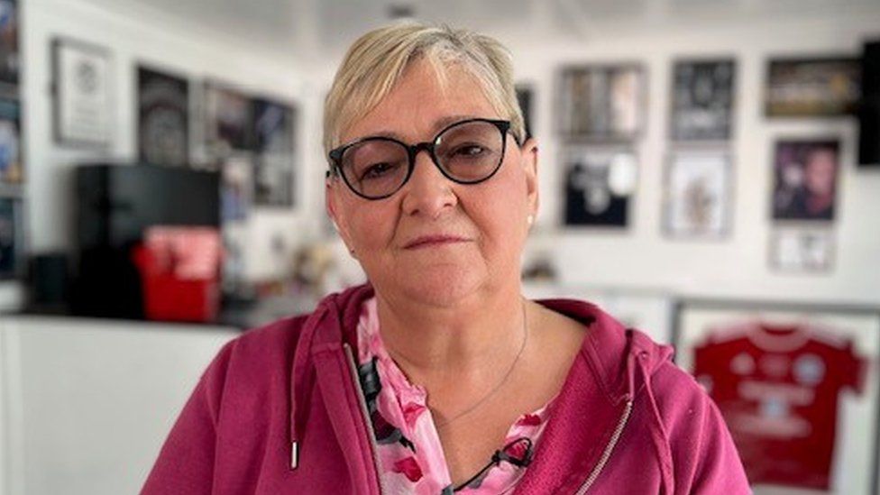 Dementia in football: Ally MacLeod's family call for heading ban - BBC News