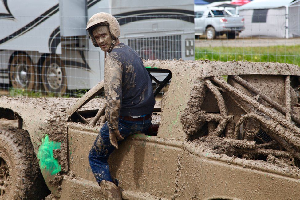 Deni ute muster: Australia's wackiest country festival - BBC News