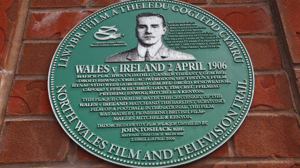 Wrexham mural for Edwardian football star Leigh Richmond Roose - BBC News