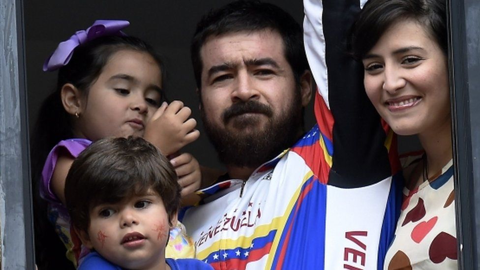 Venezuela protests: Large anti-Maduro march held in Caracas - BBC News