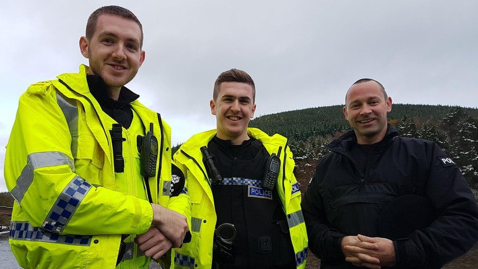 Bravery awards for police officers who tackled knifeman - BBC News