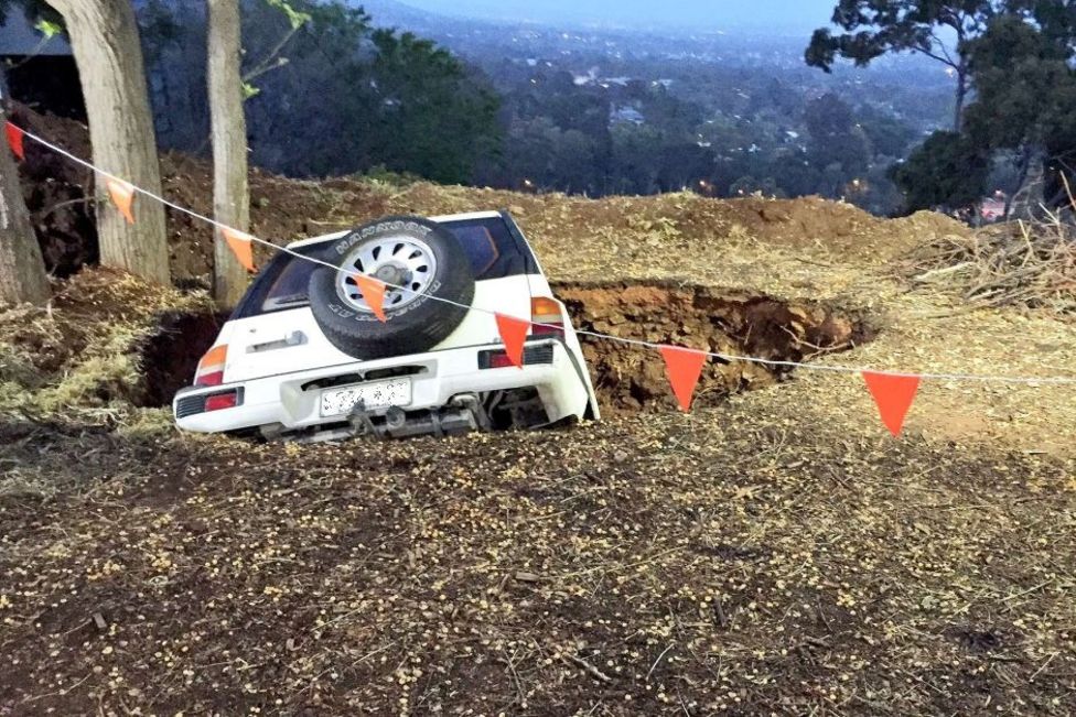 Sinkhole swallows car and passengers in South Australia - BBC News