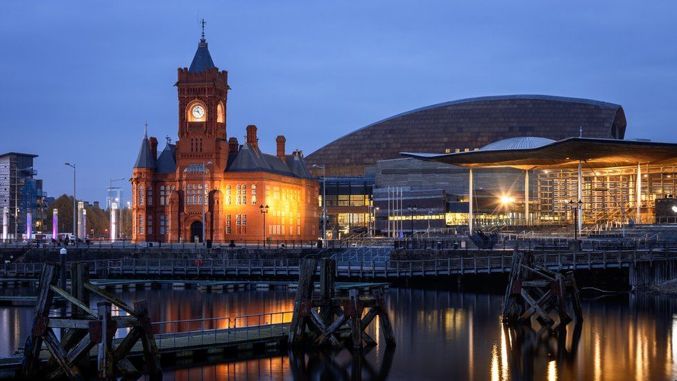 'Diffyg cynrychiolaeth mewn llenyddiaeth Gymraeg' - BBC Cymru Fyw