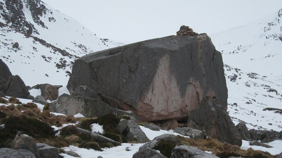 Missing walker sheltered under boulder in 100mph winds - BBC News