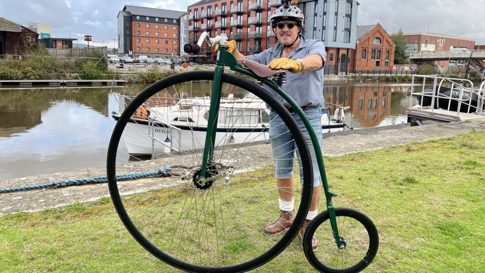 Pair set for penny farthing cycle ride from Henley to Paris - BBC News