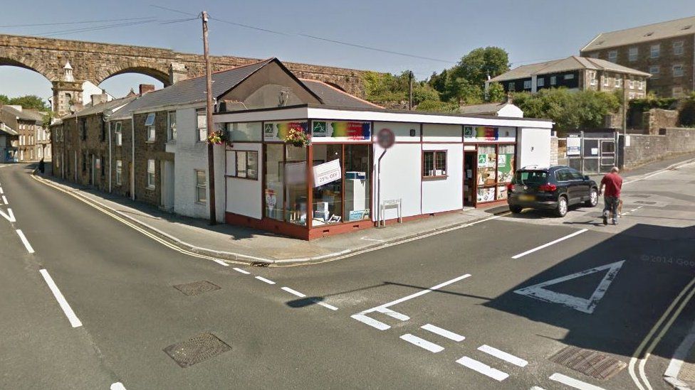 Redruth crash leaves girl, 11, with serious injuries - BBC News