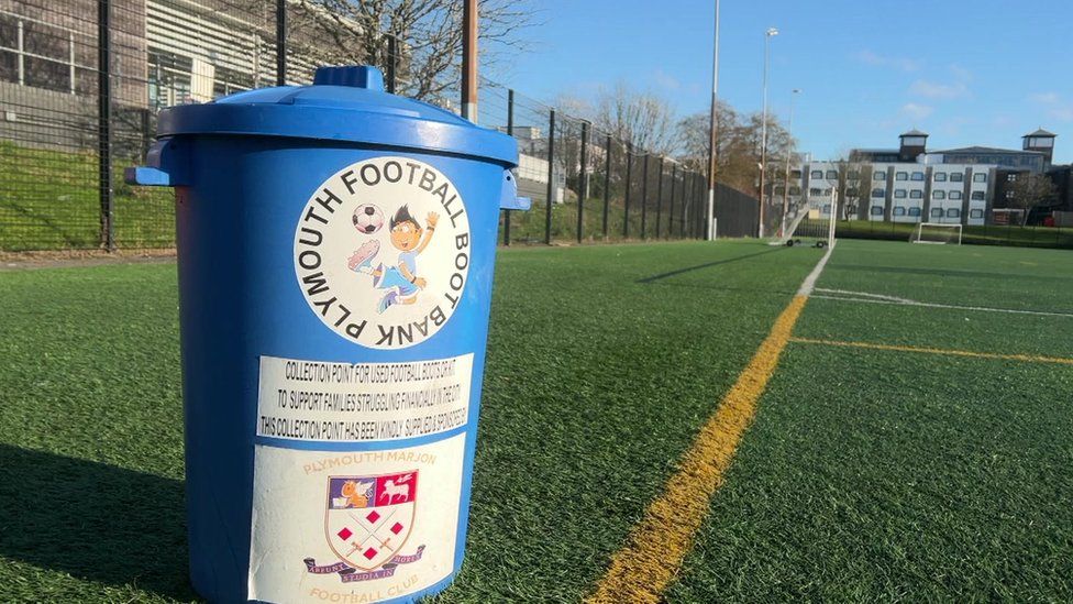 Dad's charity gives out 2,000 free football boots a year - BBC News