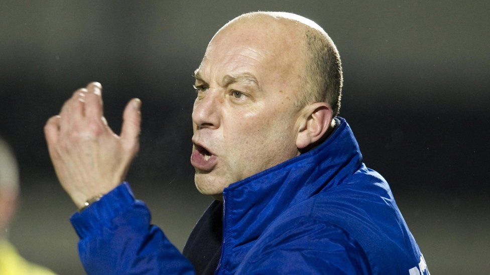 Ex-footballer Neale Cooper dies after collapsing - BBC News