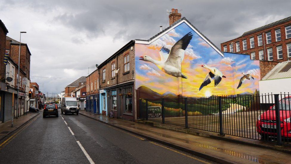 Street art trail adds splash of colour to Macclesfield - BBC News