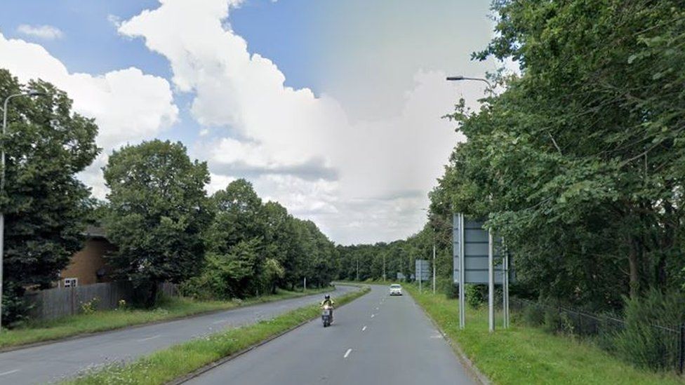 Man dies and two seriously hurt in Bracknell two-car collision - BBC News