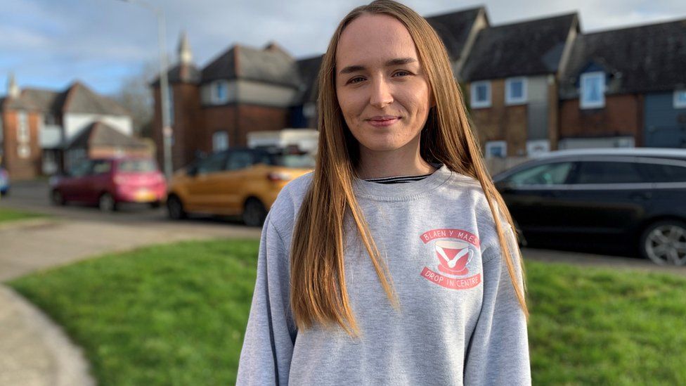 Blaenymaes: Council estate project spreading Christmas cheer - BBC News