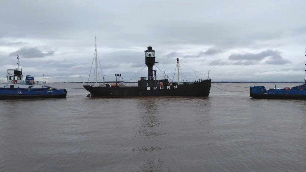 Spurn lightship: Hull's historic vessel towed to new berth - BBC News