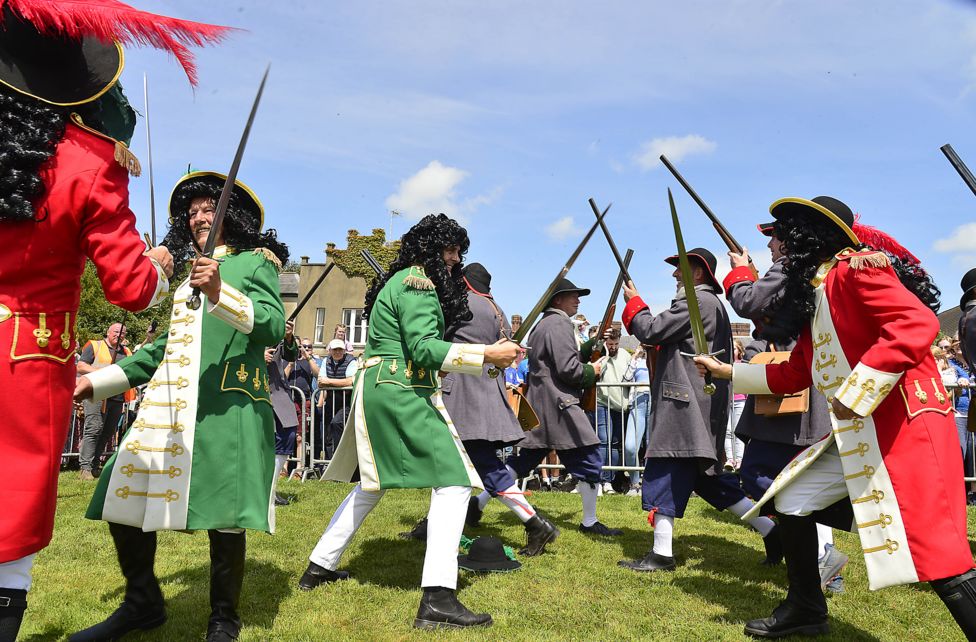 In photos: Annual Scarva Sham Fight at Scarva - BBC News