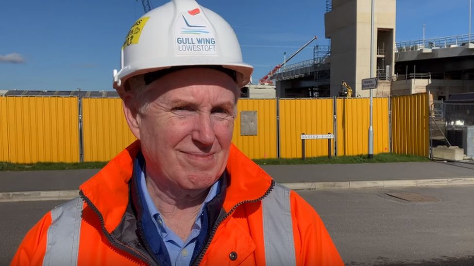 Span of Lowestoft's £145m Gull Wing Bridge arrives - BBC News