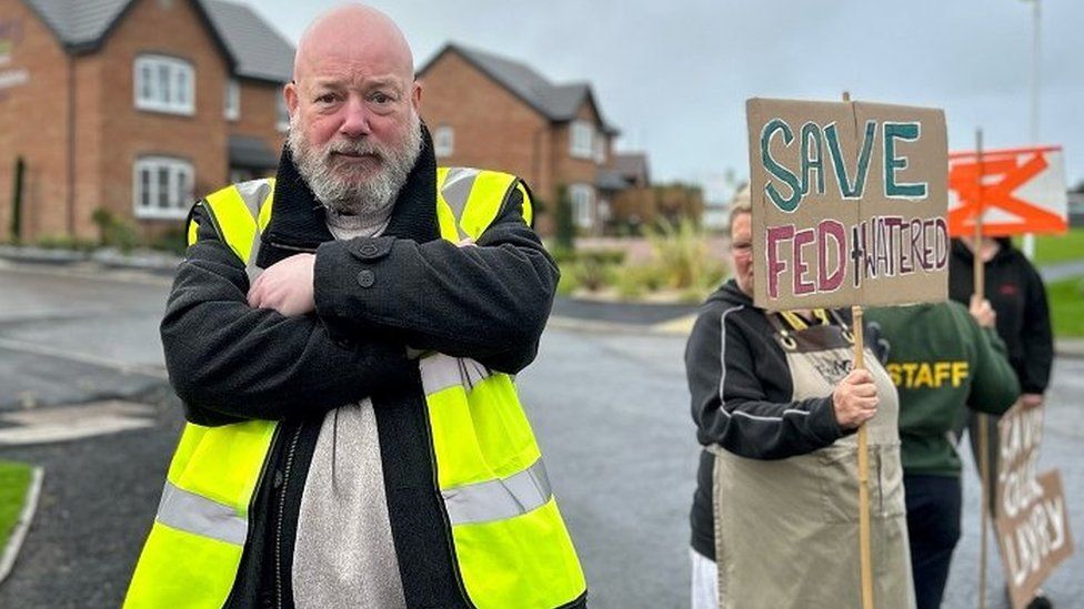 Ryton: Estate residents protest against parking loss - BBC News