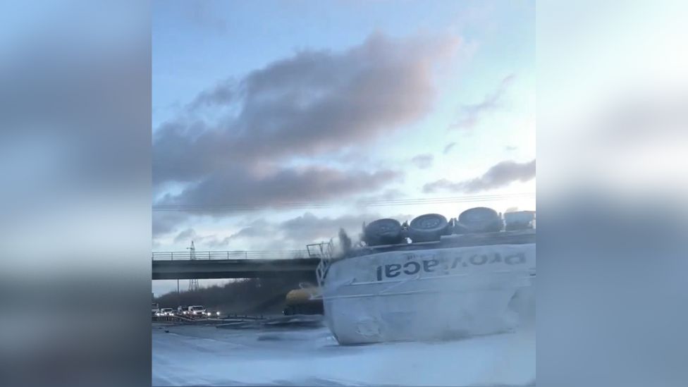 A1(M) remains closed after tanker overturns - BBC News