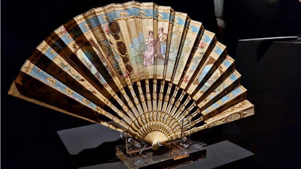New 18th Century fan exhibition opens in Shropshire - BBC News