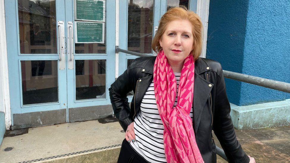 Apêl i drosglwyddo Neuadd yn Y Bala i ddwylo'r gymuned - BBC Cymru Fyw