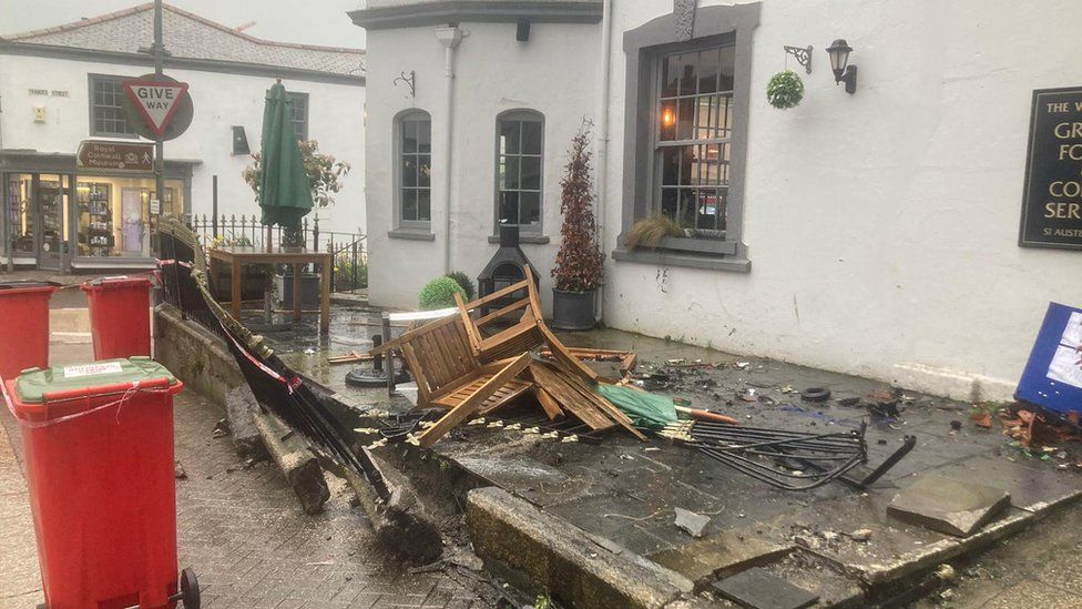 One seriously injured after car crashes into Truro pub - BBC News