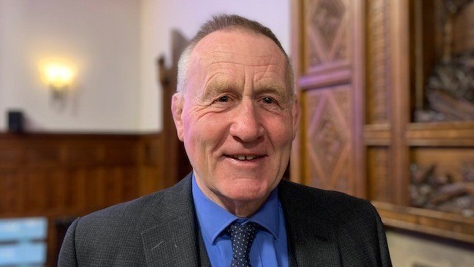 'Pobl ddim yn gweld gwir werth gweithwyr gofal' - BBC Cymru Fyw