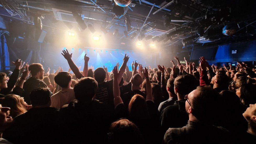Sheffield Leadmill: Music returns to venue after six-month gap - BBC News