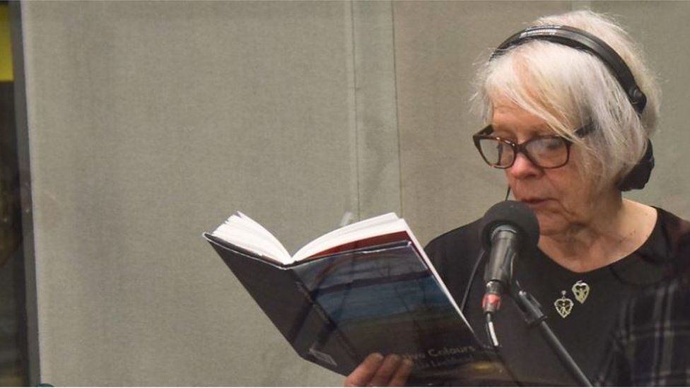 Poet Liz Lochhead's tears of grief on Desert Island Discs - BBC News