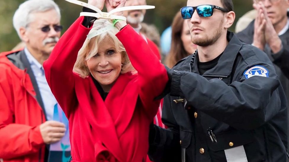 Jane Fonda: Hollywood star having chemotherapy for cancer - BBC News