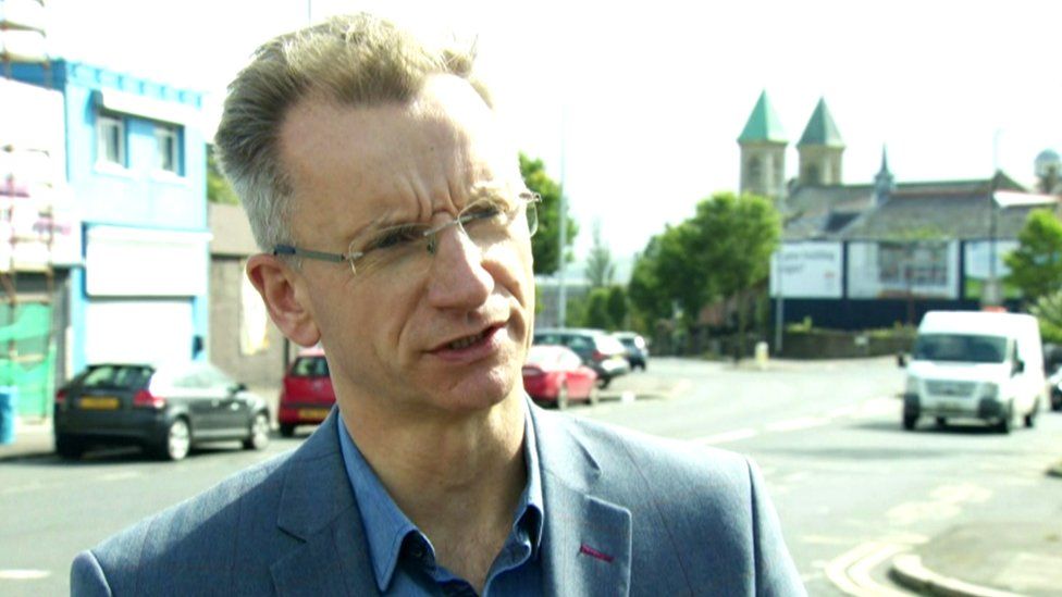 NI 100: Centenary lights illuminate buildings across the UK - BBC News