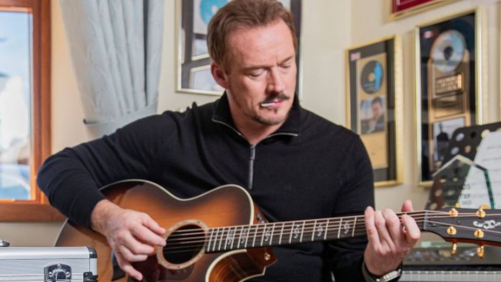 Russell Watson fans from Cheshire form post office ticket queue - BBC News