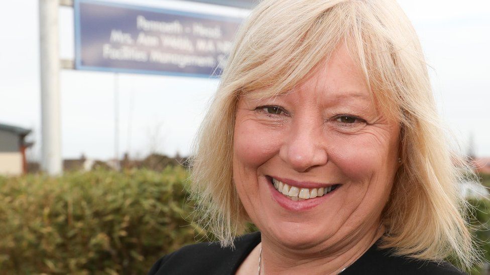 Gwahardd ffonau wedi 'gwella canlyniadau' disgyblion - BBC Cymru Fyw