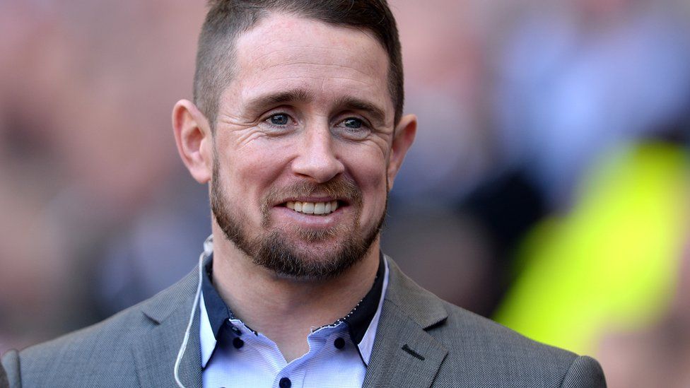 Shane Williams gives 'too small' rugby player top pep talk - BBC News