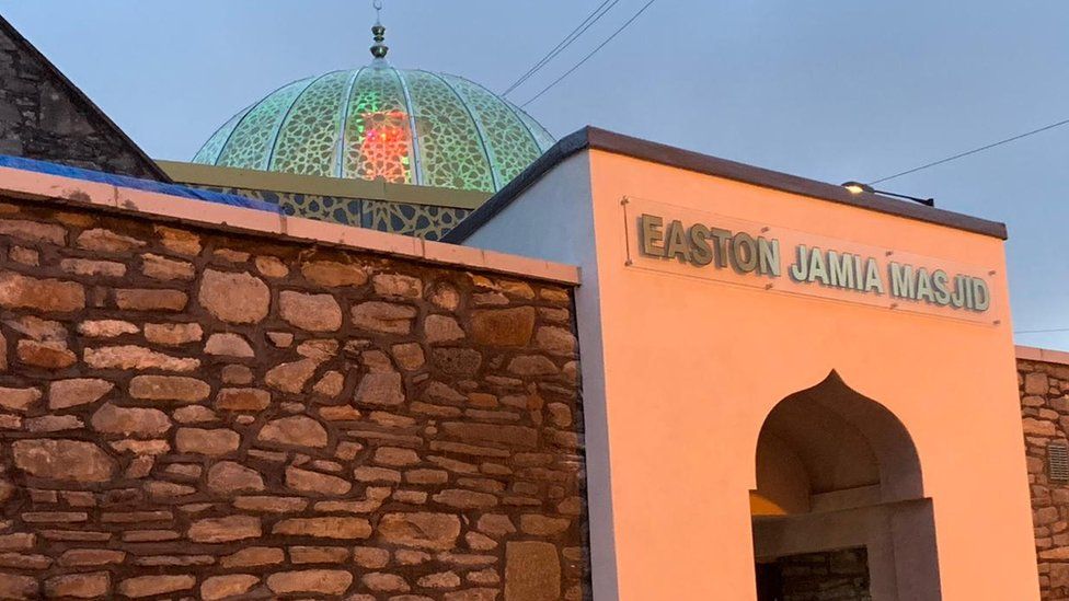 Bristol mosque opens space for women in time for Eid - BBC News