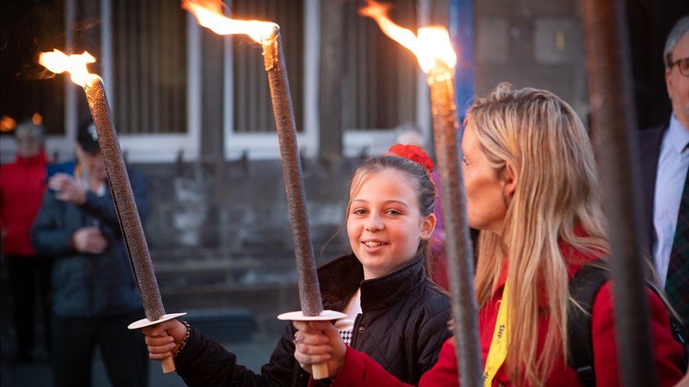 Torchlight procession marks start of Mòd festival - BBC News