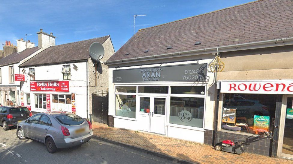 Dirwy i berchennog siop sglodion yn Llangefni - BBC Cymru Fyw