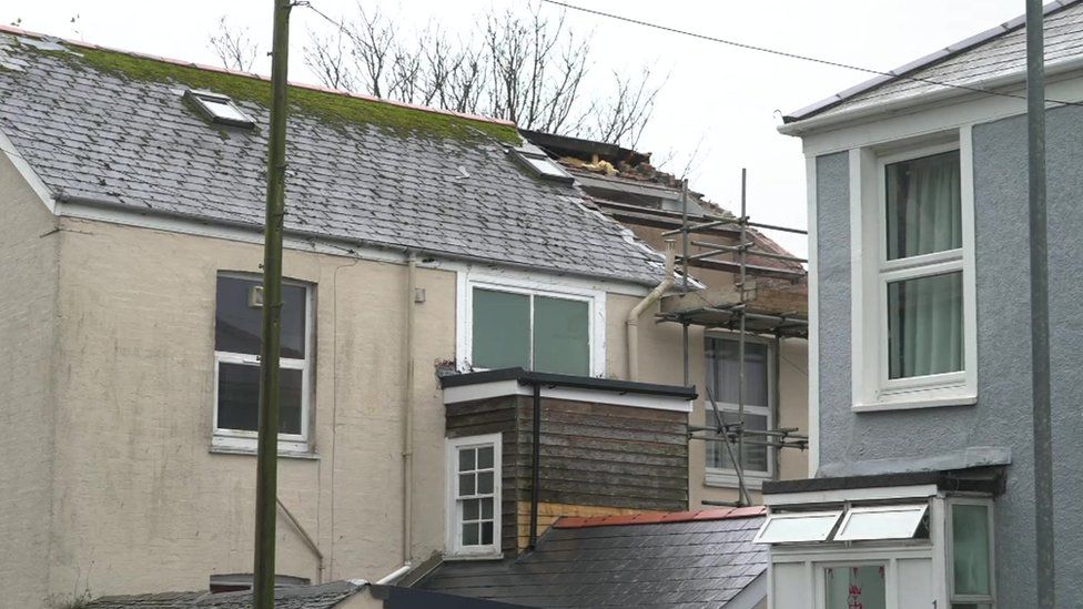 Student woke screaming as storm ripped off roof - BBC News