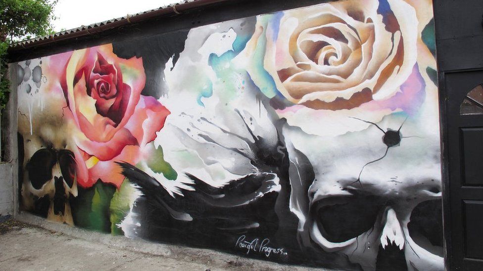 Yr artist graffiti Bryce Davies: Gadael marc ar wal a chroen - BBC ...